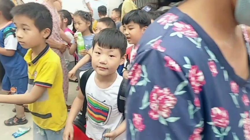 接儿子放学,学校门口真拥挤