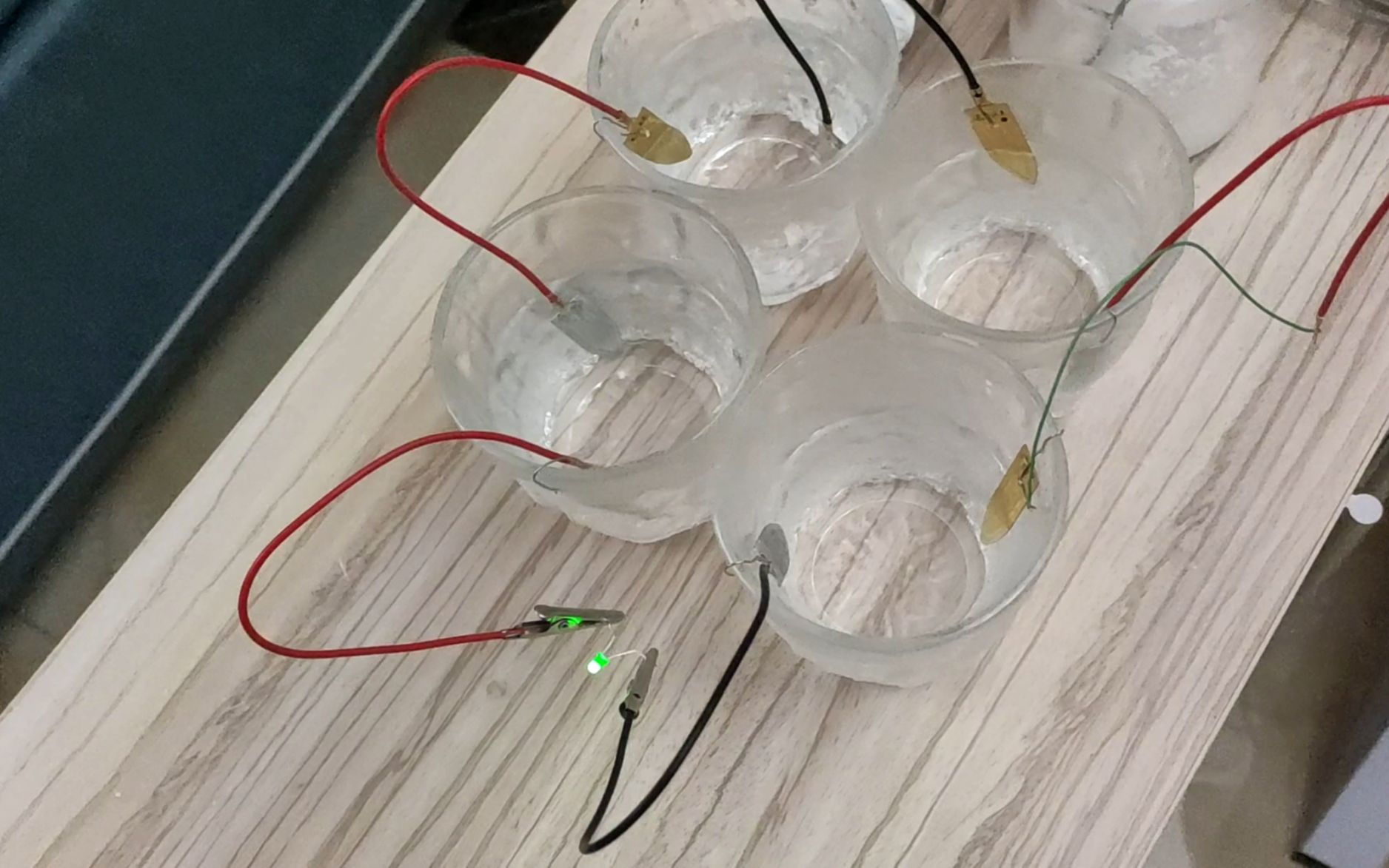 教你在家1块钱制作液态电池(盐水电池)