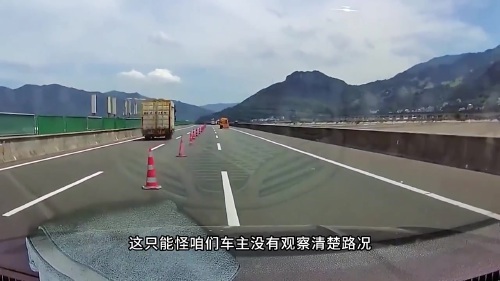 奥迪女车主和大车硬碰硬,直接180度旋转掉头车祸现场交通事故交通安全