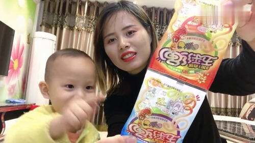小姐姐用五彩橡皮绳制作出一只蚊子,不仅可以玩也可以吃