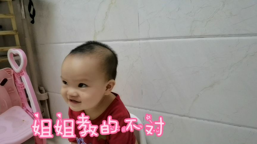 第一次学坐马桶,姐姐现场教学拉臭臭,妹妹还反驳