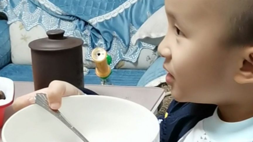 蒸梨子水,这个治咳嗽效果不错哦,有需要的朋友可以试下