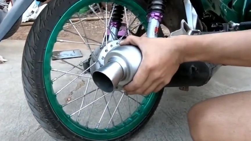 焊工师傅现场教大家,改装摩托车排气管,听听这声音咋样!