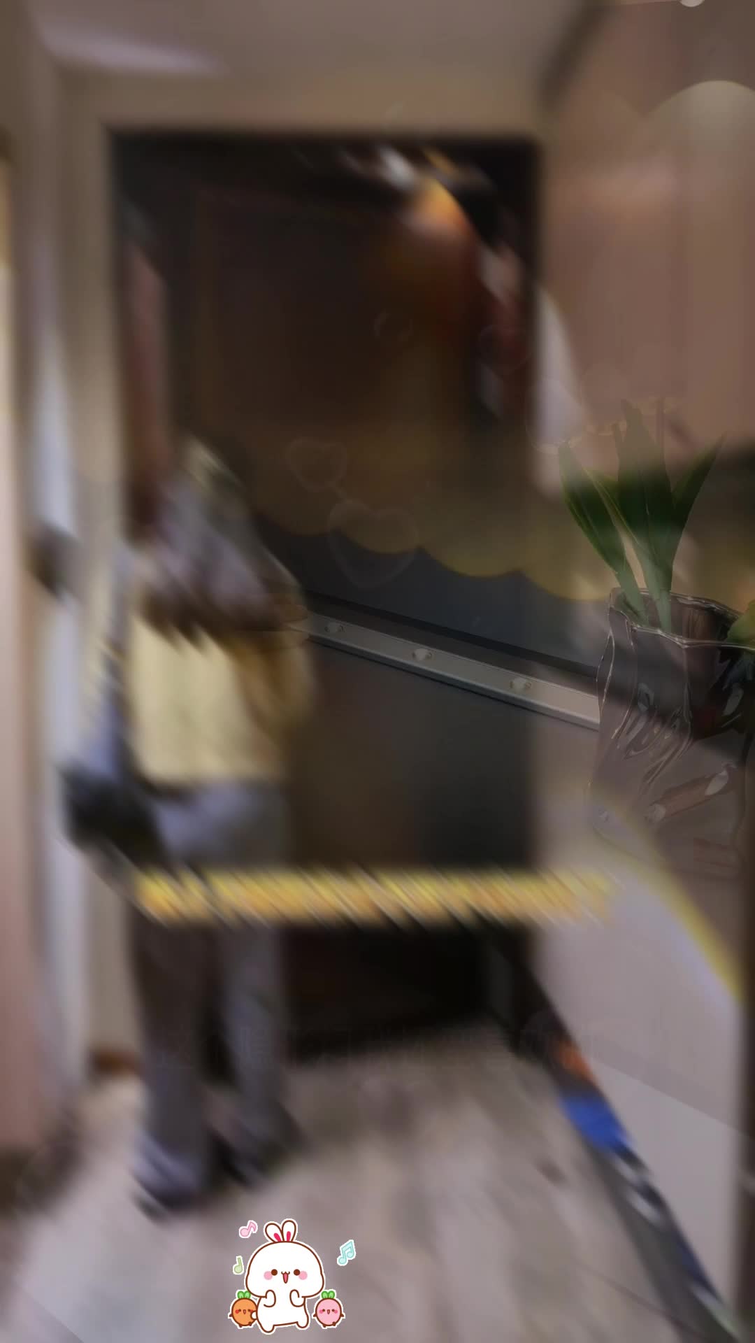 ...回家不用摸黑开灯的感应灯,因为它是人体感应的,人来即亮,人走即灭~...