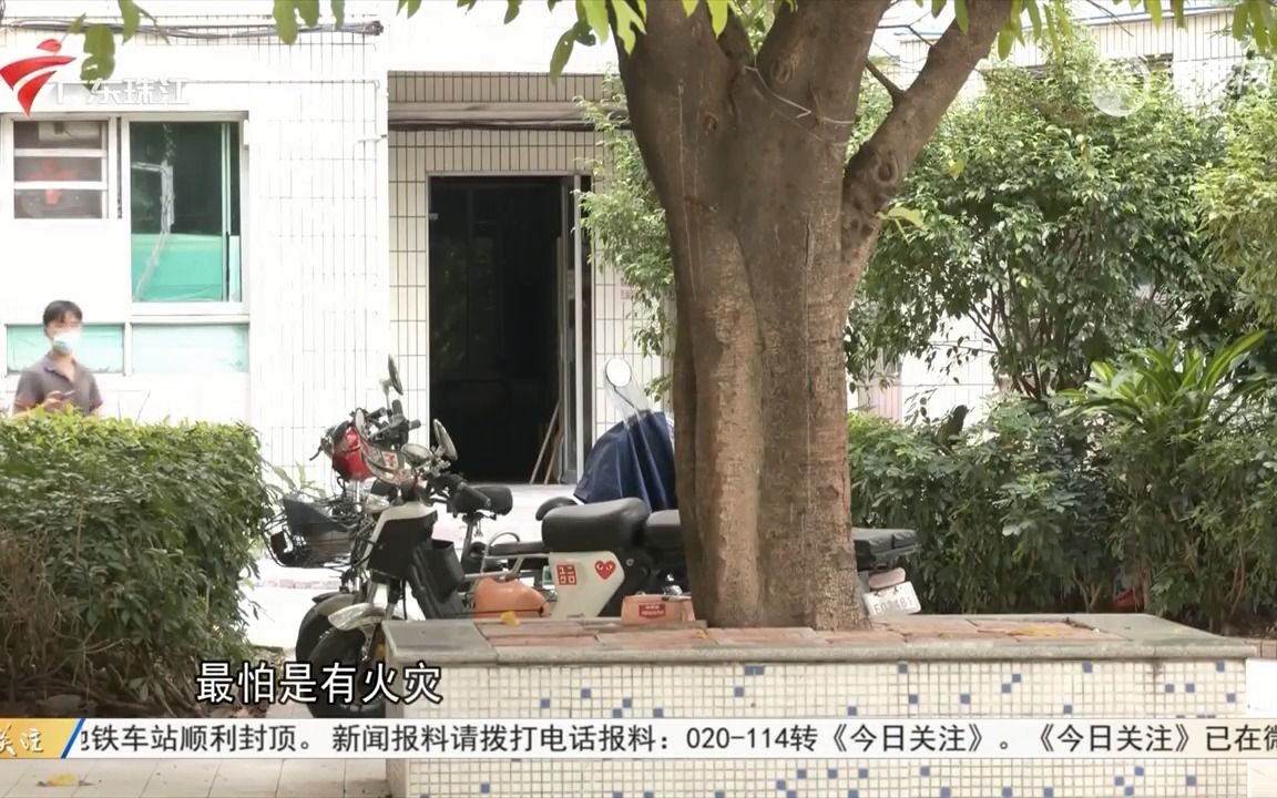 【粤语新闻】广州白云一小区电动车乱停存隐患 停车棚形同虚设?
