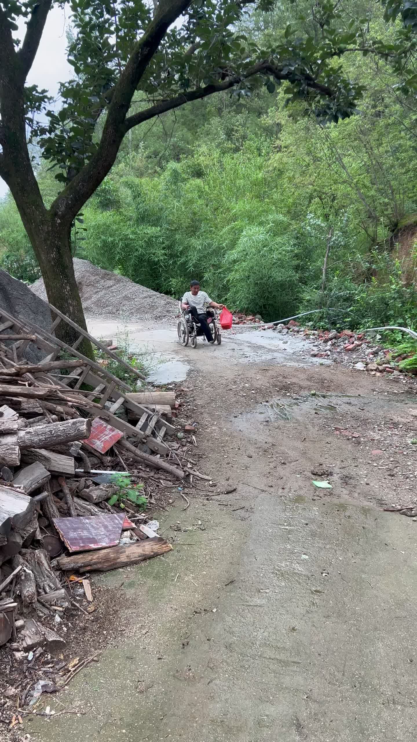 ...爸爸说不要买都是乱花钱,现在家里开销大,你要一分钱掰成两半花,可...