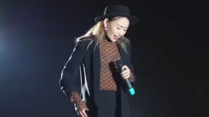 美女翻唱黄绮珊经典之作《离不开你》真是有感染力的一首歌曲!