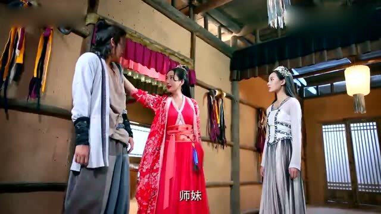 两个美女为了小伙打架,小伙都不敢反抗,真是太搞笑了
