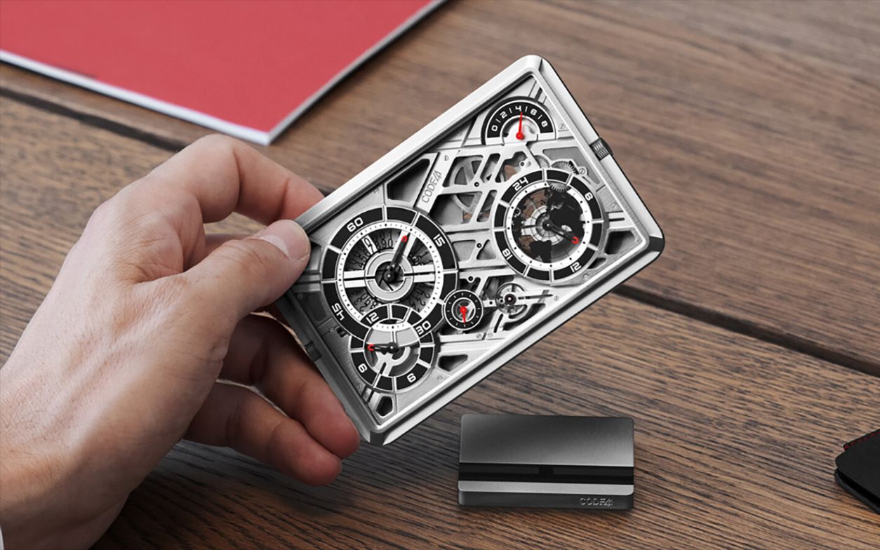 只能放在怀中的机械表,由237个部件组成,外形实在太拉风