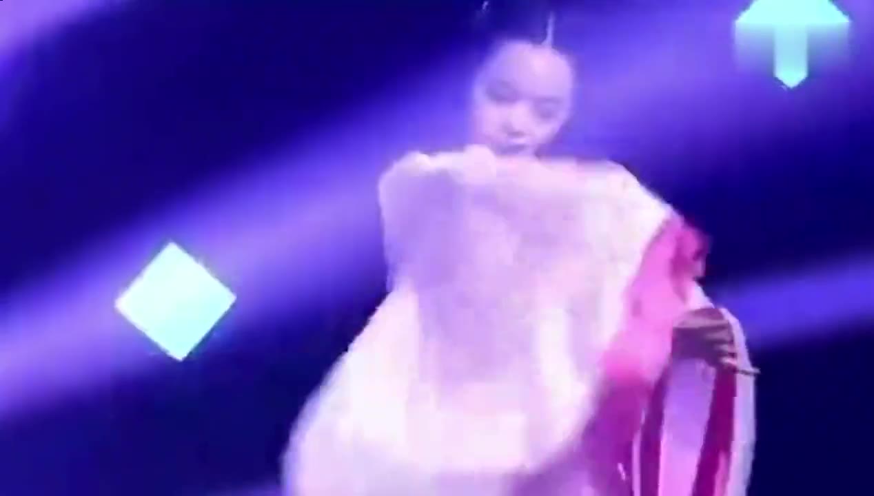 古装美女现场脱衣秀钢管舞,惊艳全场