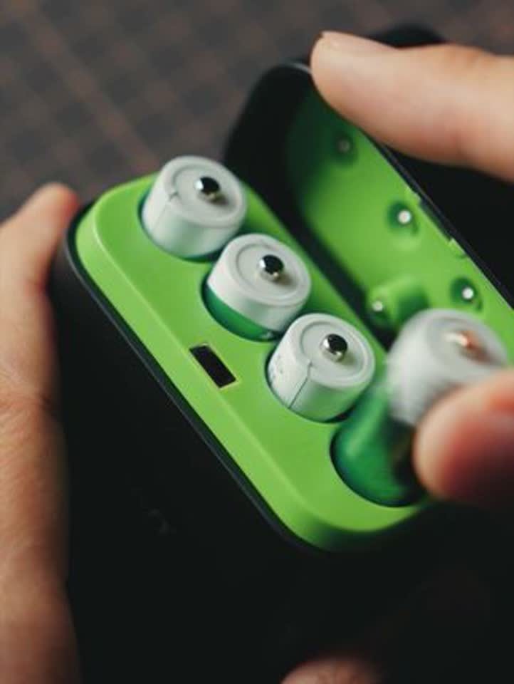 现在充电锂电池的收纳充电盒做的不错~ 开箱