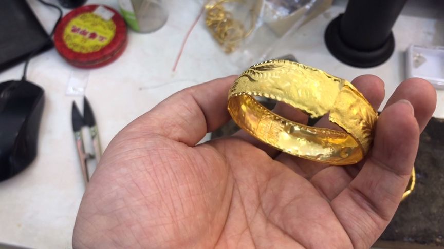 这么大的黄金手镯才几克重量,怪不得好多南方新娘都挂满金手镯