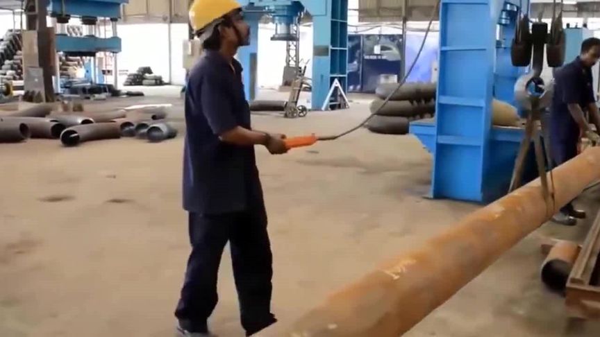 管道钢管的弯头是这样制造的,和我想象中的完全不一样!