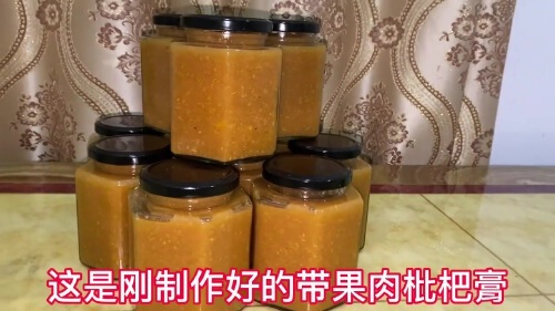 良家小品美食分享-家庭手工制作带果肉的枇杷膏