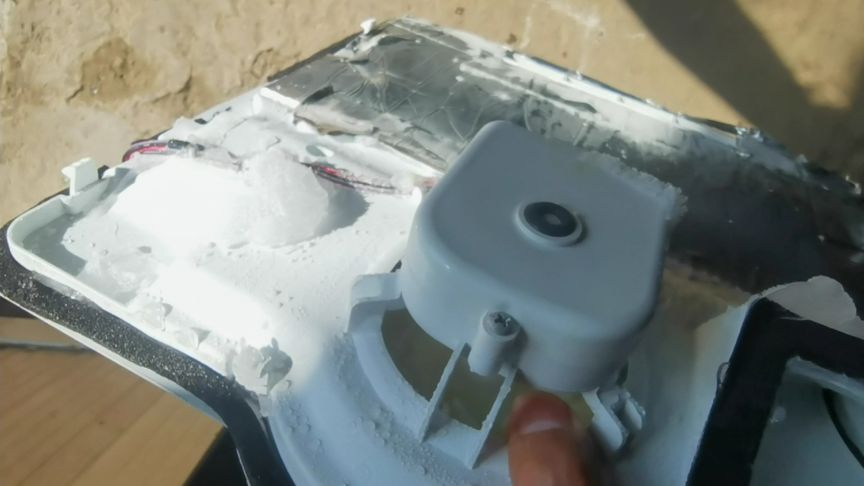 三开门风冷无霜冰箱噪音大原因冷冻室结冰导致风扇打到冰了