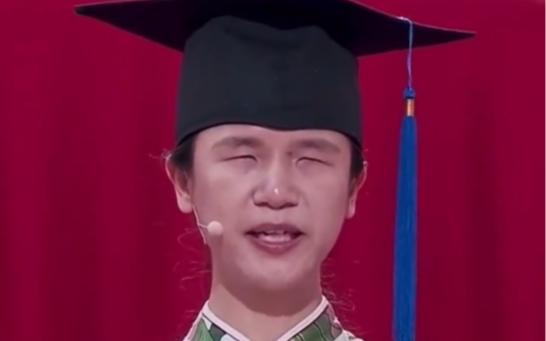 2023中国传媒大学 毕业典礼,全国首位视障播音硕士董丽娜发言。她用...