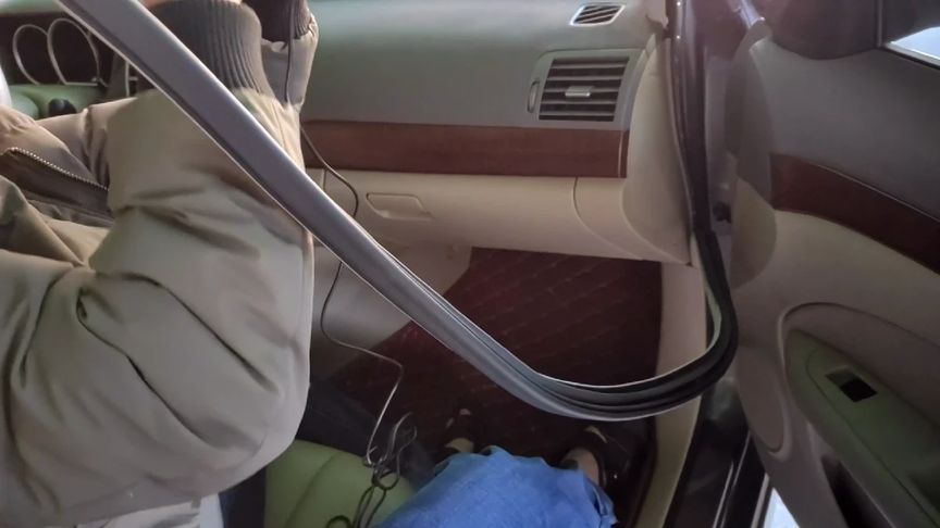 行车记录仪线接保险盒老是出问题,大哥重新埋线,看看行不行?