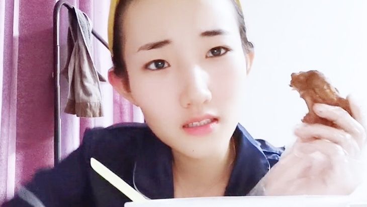 小美女经常吃夜宵,身高172体重只有98斤,怎么吃都不胖