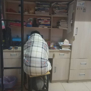 四眼仔打爆你的眼镜 