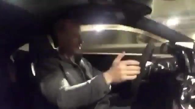 奔驰哥旁边坐着妹子,拨片换挡起来也要这么装逼!