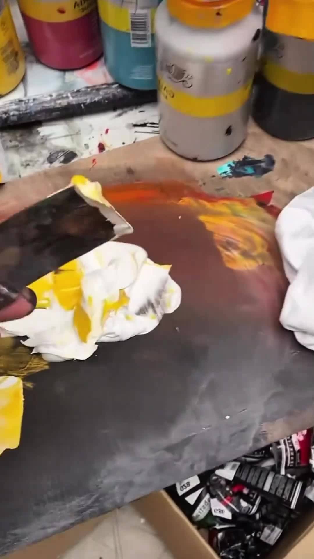 因他的表现性绘画带来了各种环境的能量和氛围而闻名