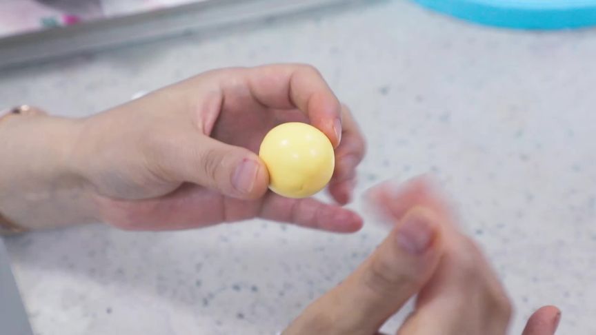 教你用粘土快速捏出一个皮卡丘 您学会了吗?