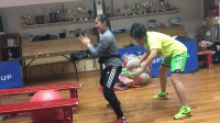 女子练习舞狮起狮头动作表演,看着简单,练起来很费力气