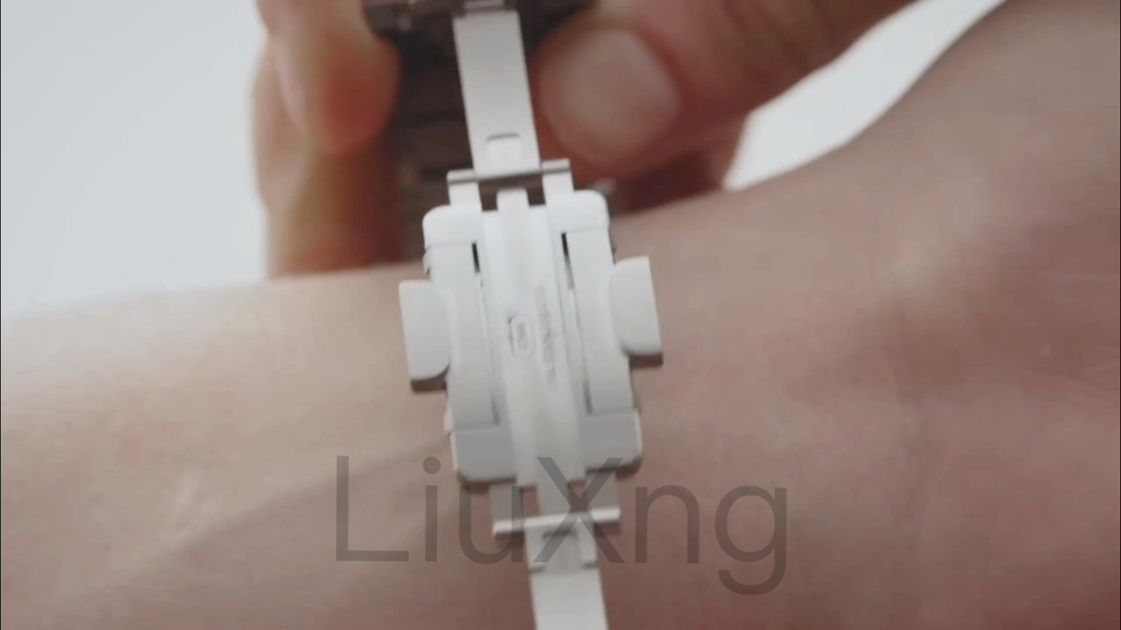 苹果官方教你怎么试戴 Apple Watch 不锈钢链式表带