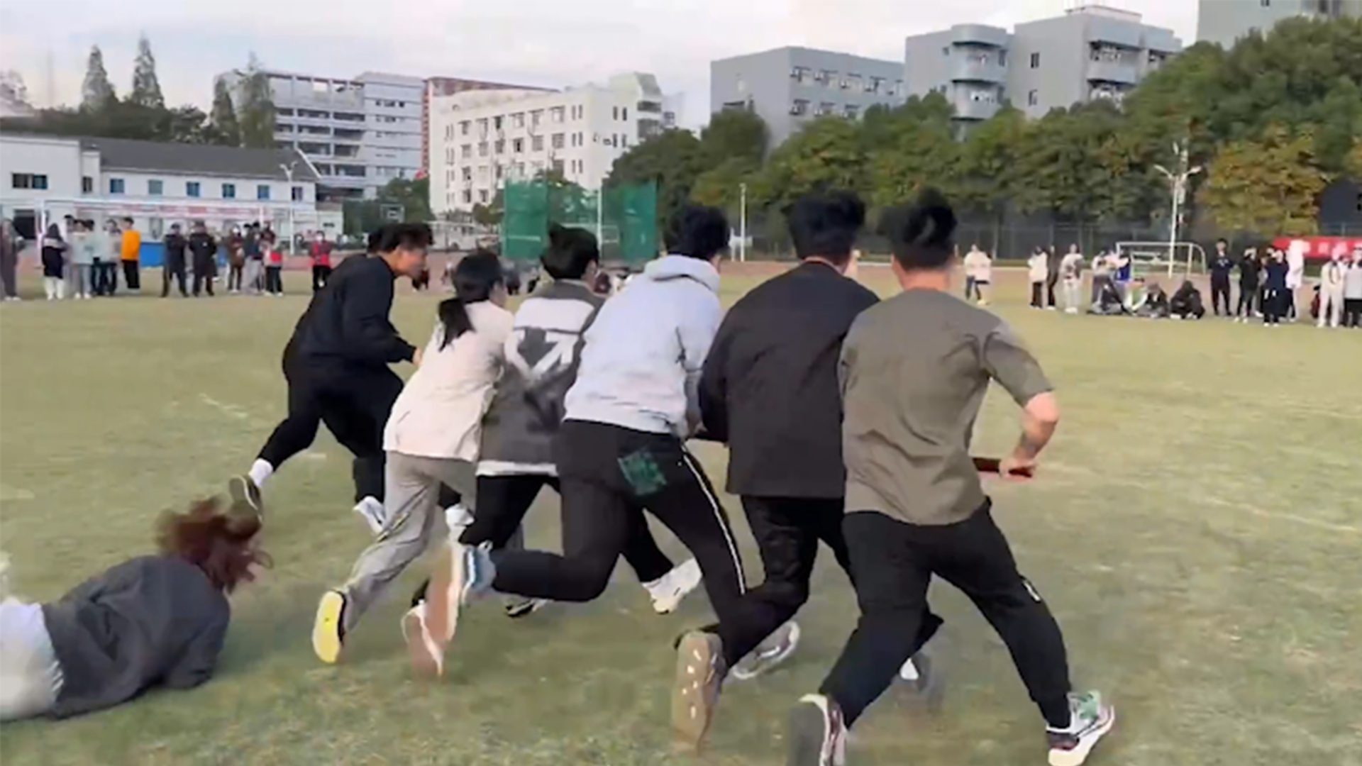 学校组织运动会,开始很正常直到,队友:家人们有个掉队了快加速