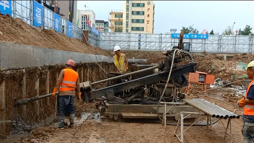 步履式液压钻机锚索施工