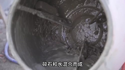 为了测试混凝土工他把自己埋进混凝土中