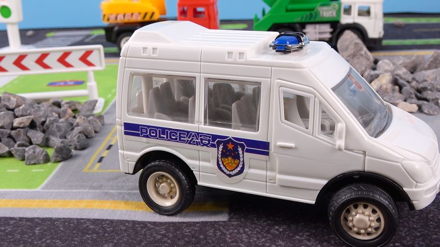 儿童玩具车视频:警车出警汽车模型拆箱试玩