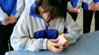 这才是五指点钞法,学会了这个技艺,数钱比验钞机都要快很多!