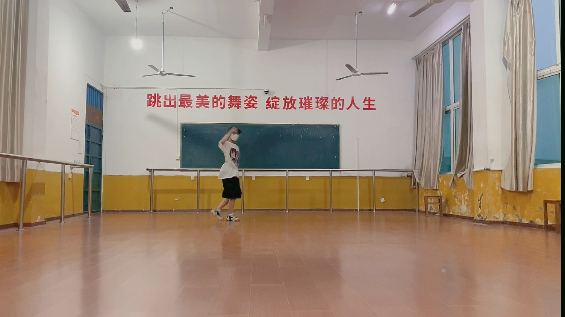 男生翻跳tf家族三代跳的《Levitating》是啥样的——前几天评论区有姐...