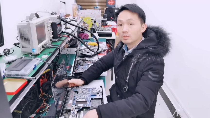 看看这2台惠普笔记本,开机掉电故障,拆开后发现一颗小零件损坏.