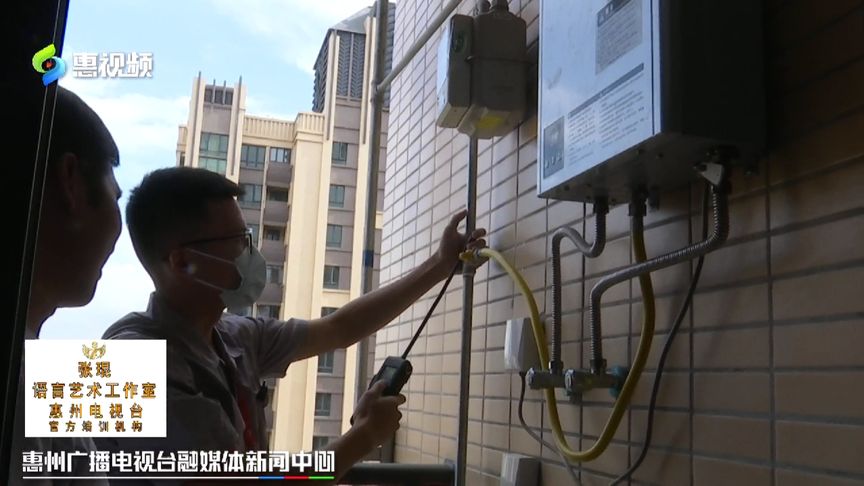 燃气安全员入户排查:天然气管道严禁挂重物