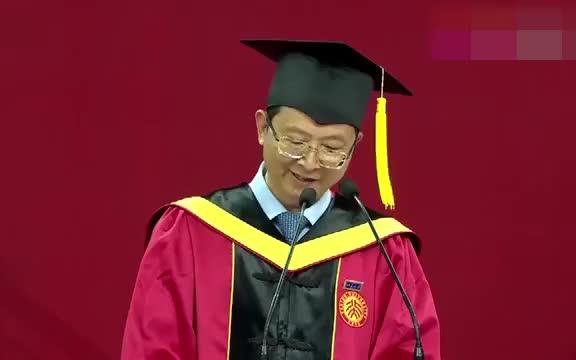北大副校长毕业致辞,几句话逗得台下笑声一片