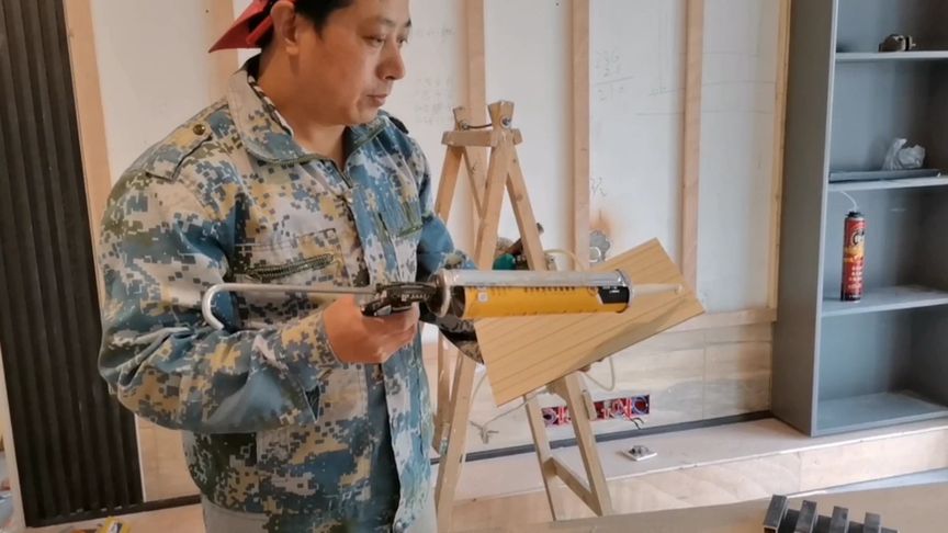 今天在做格栅岩板电视背景墙,看看师傅细节处理的好不好