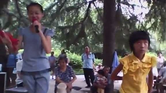 洛阳戏迷母女三人公园演唱曲剧小品《柜中缘》,曲剧之乡人才多啊