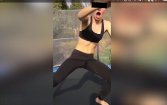 【美女尿了 第二个视频千万不要笑】