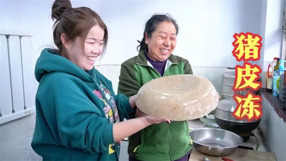 在家自己慢慢熬炼出的猪皮冻,Q弹筋道滋味好!