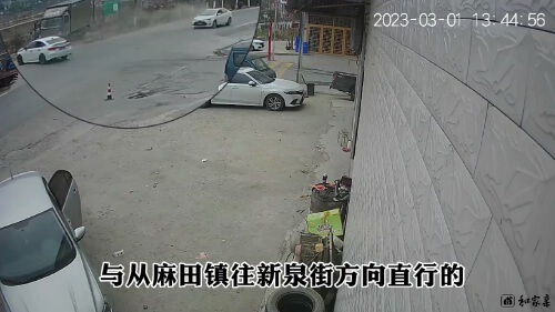 路口不减速两车相撞酿事故遵守交通规则