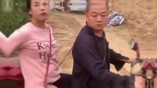 骑电动车也得绑安全带,这安全知识很到位啊!