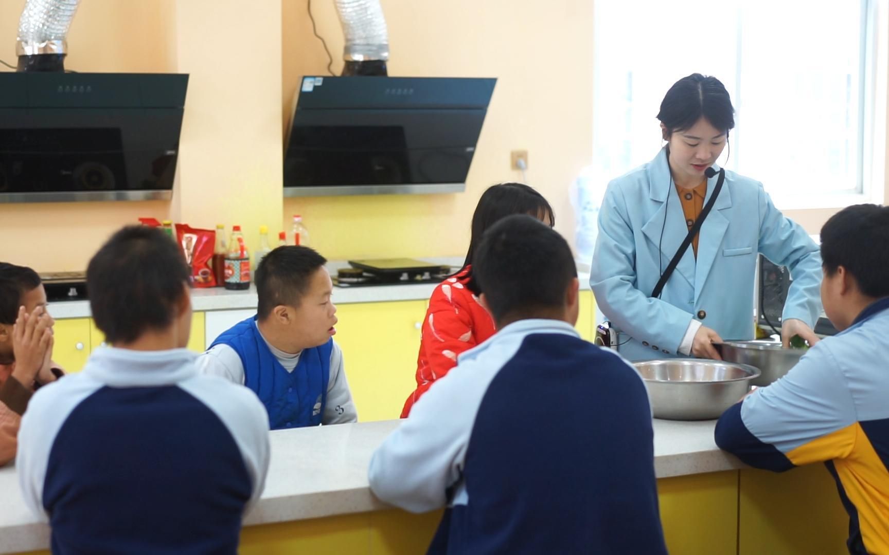 小学综合实践活动《制作白菜汤》