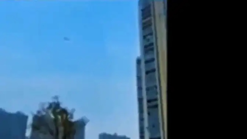 游客拍到的天空中人形不明飞行物,这会是什么呢?