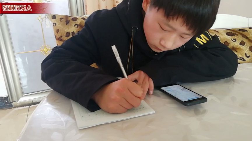 学生用手机投屏上网络课,作业提交钉钉或微信群。