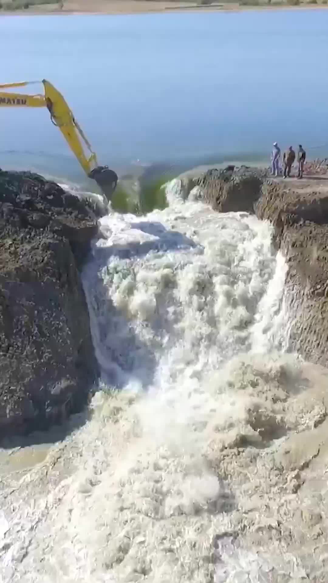 堰塞湖泄洪瞬间带着看世界