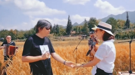 老狼和安娜,一起演绎《我要你》,或许这才是音乐该有的样子