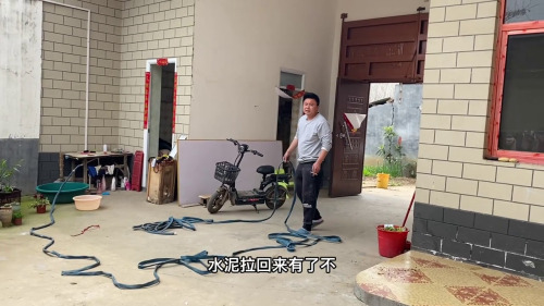 小伟拉两袋水泥要把沟边给整好,赶巧老爸来啥也不说拿着家伙就干