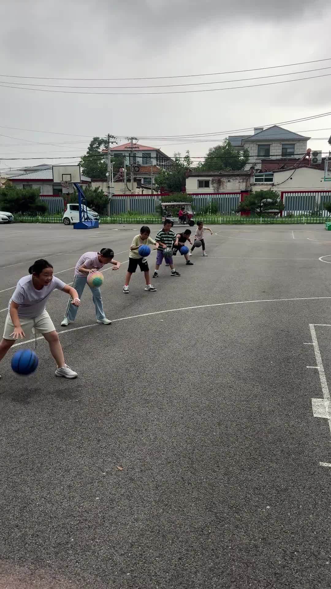 下雨也阻挡不了对篮球的热爱。